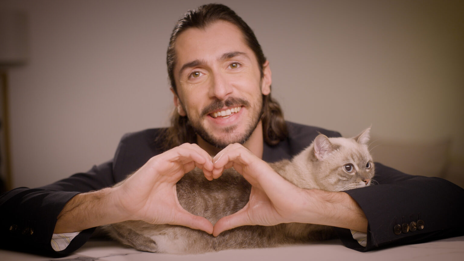 Campagna OOH per Monge con l’influencer Luca Gervasi e la gatta Belen